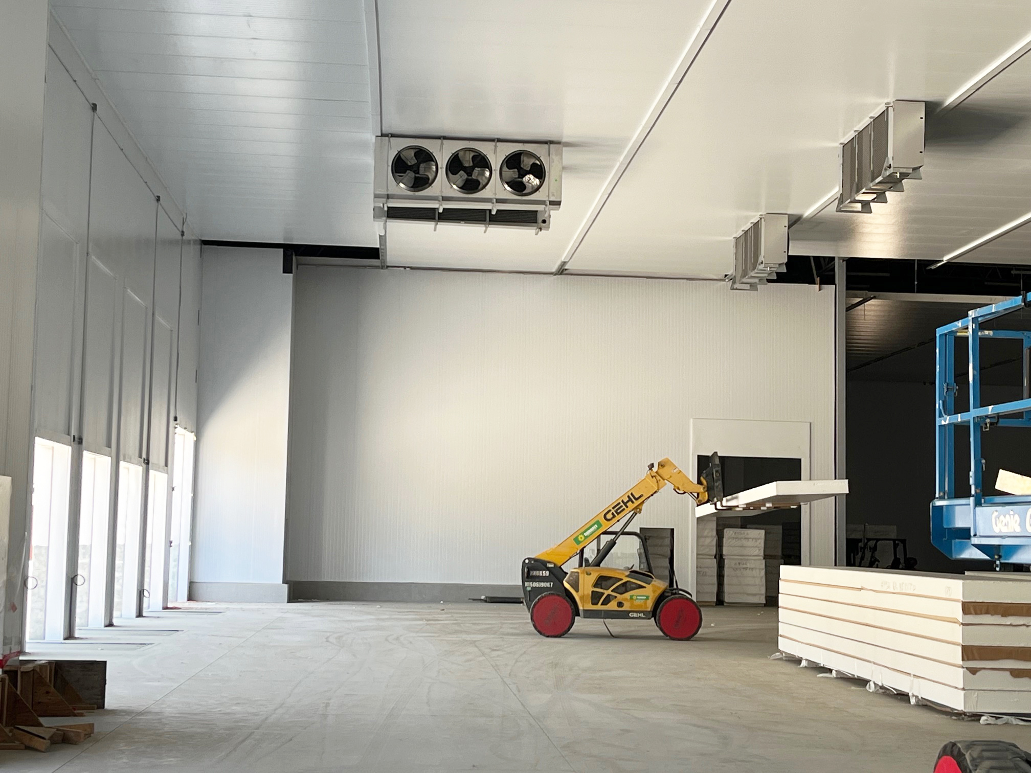 Distribution warehouse with freezer, cooler, and shipping dock | r-cold.com